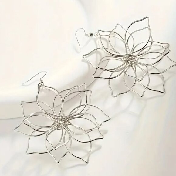 Private Label | Jewelry | New Ameia Silver Wire Floral Outline ...